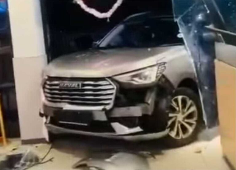 Car Crashes Into KFC Drive-Through Window in Fort Beaufort - Komani News